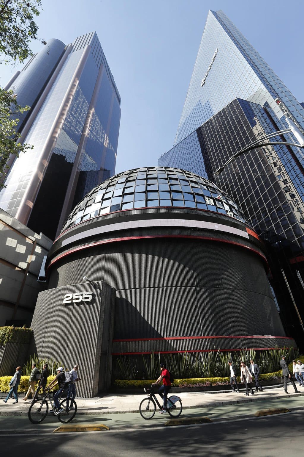 La Bolsa mexicana gana el 0,75 % y anota un nuevo máximo histórico de ...